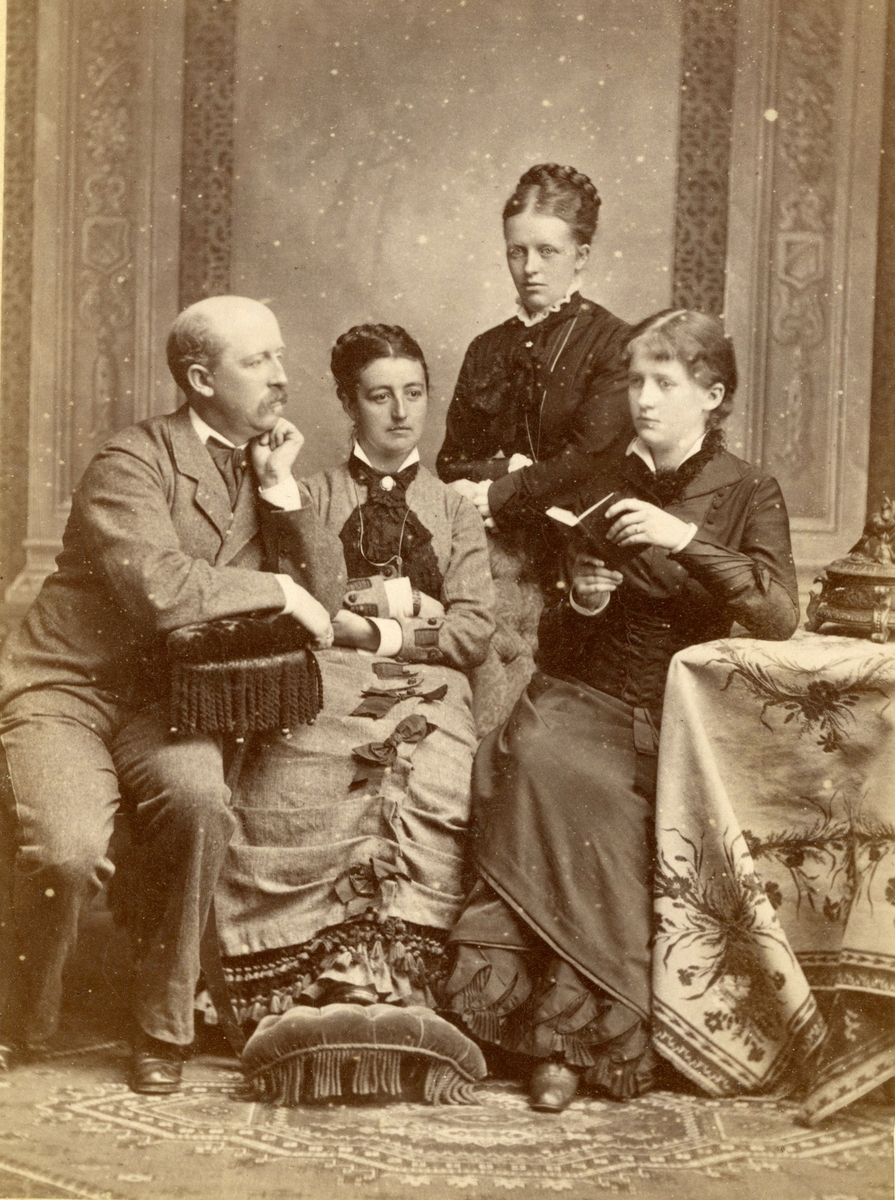 Anton Larsen-Naur, kone Marie Magdalene, frk. Marie "Maja" Larsen ...