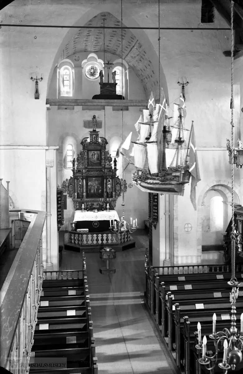 Tingvoll kirke interiør sett fra galleriet med lysekrone ...