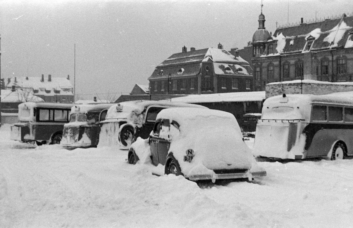 ØSTRE TORG, HAMAR, NEDSNØDDE BILER OG BUSSER, VINTER. - Anno ...