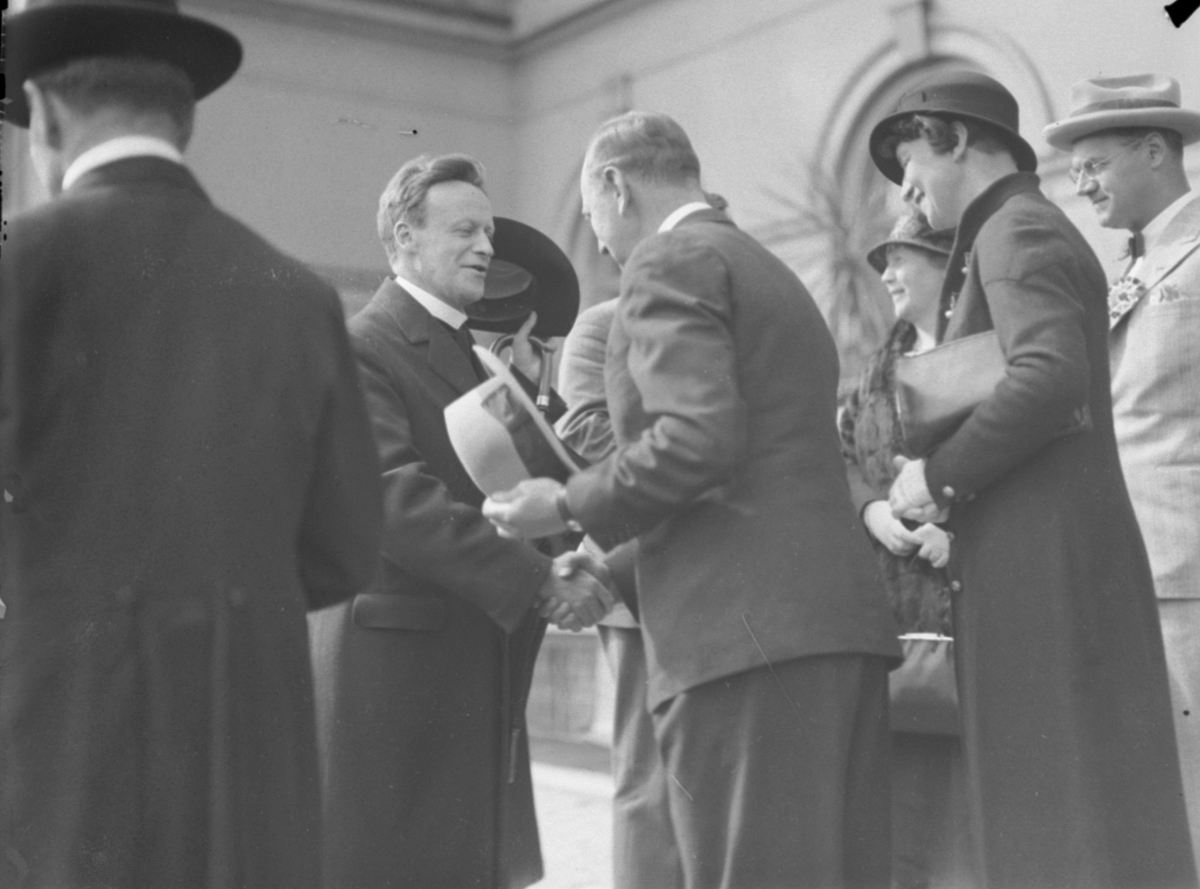 Den svenske erkebiskop Erling Eidem og hans kone Elisabeth ankommer ...