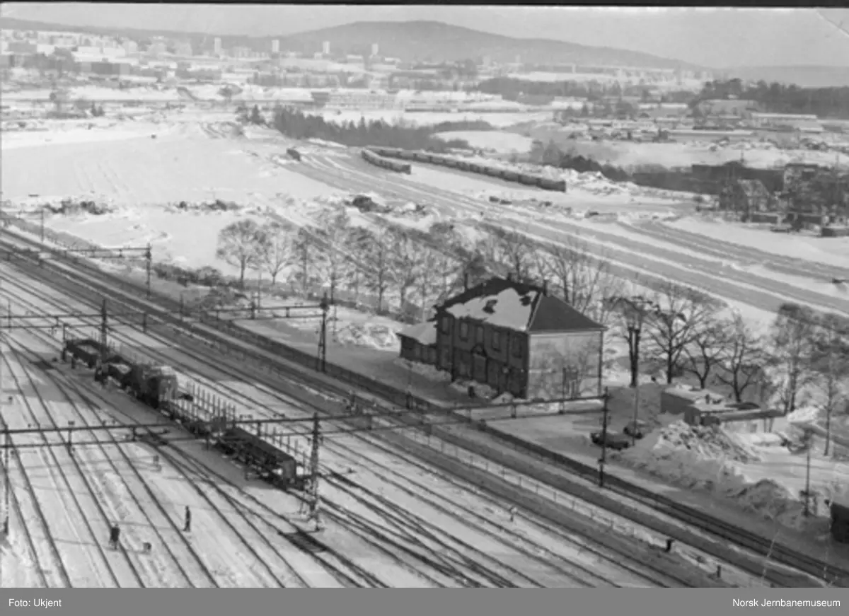 Alnabru stasjon med den nye skiftestasjonen under bygging i bakgrunnen ...