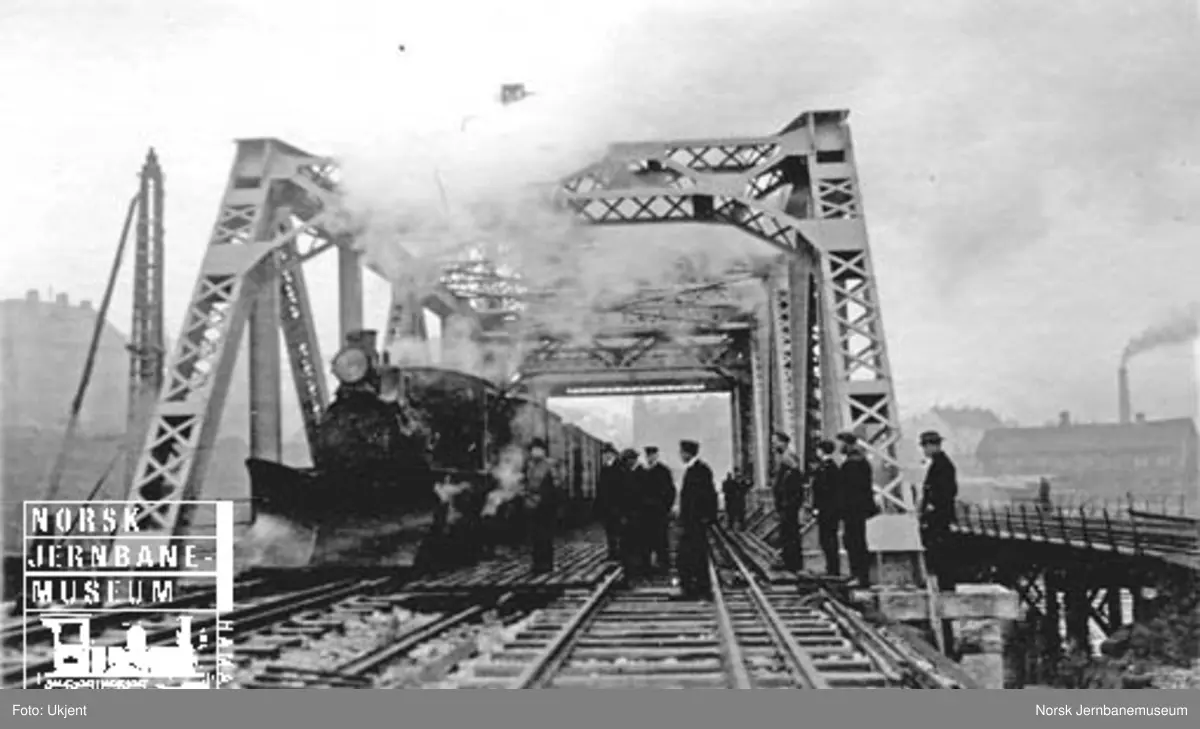 Skansen bru : første ordinære tog passerer over brua, tog 49 - Norsk ...
