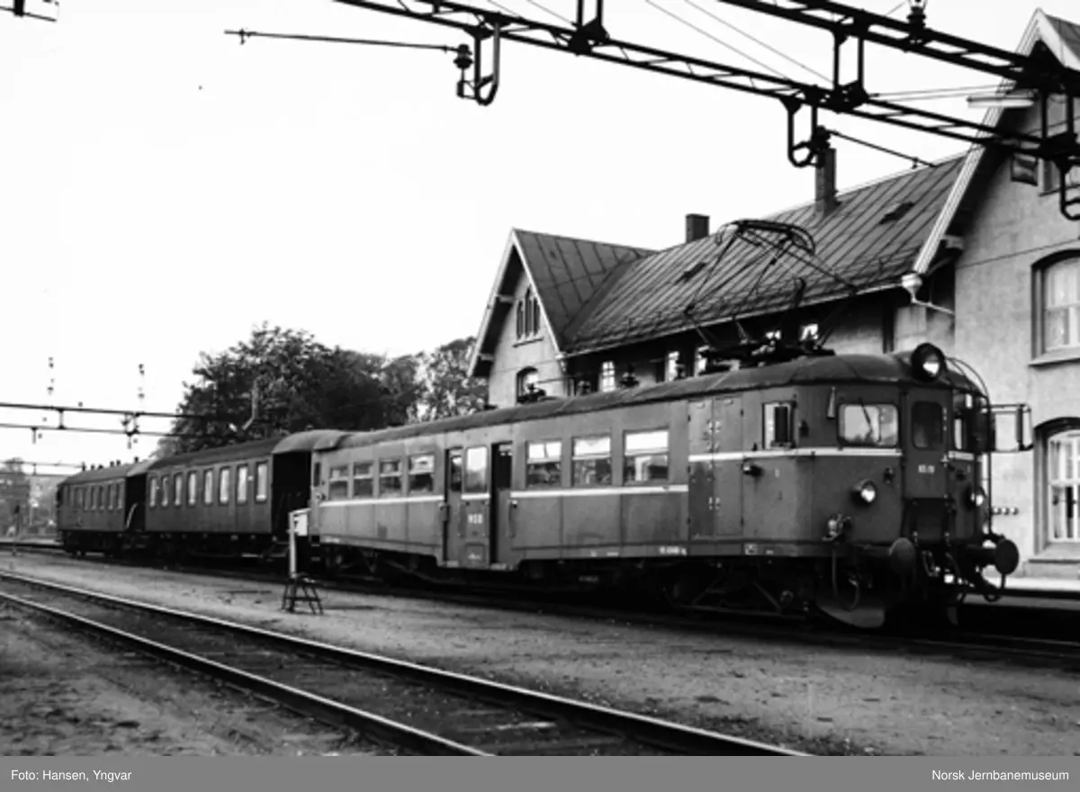 Motorvognsett type 65A på Moss stasjon - Norsk Jernbanemuseum ...