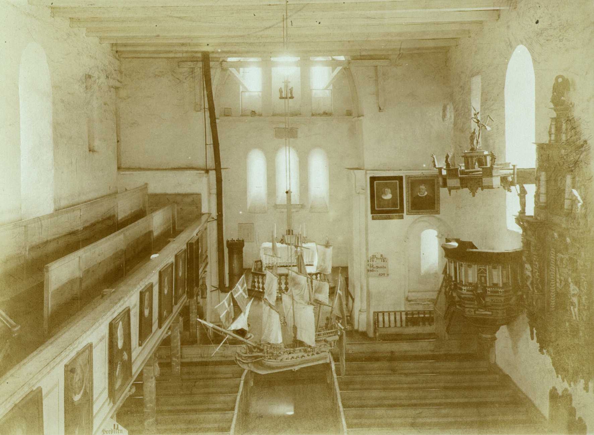Kirkeinteriør med prekestol og kirkeskip, Tingvoll kirke, Tingvoll ...