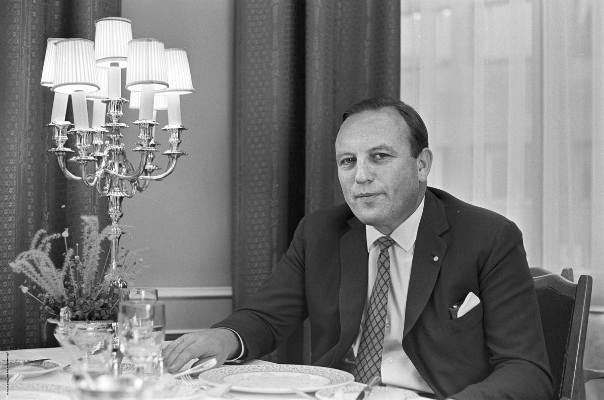 Serie bilder av Alf R. Bjercke, kjendis (og fabrikkeier). - Norsk ...