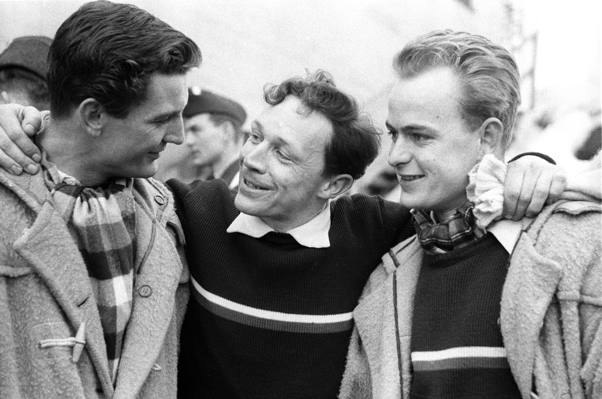 Fra hopprennet i Holmenkollen i 1953. Fra venstre Christian Mohn ...
