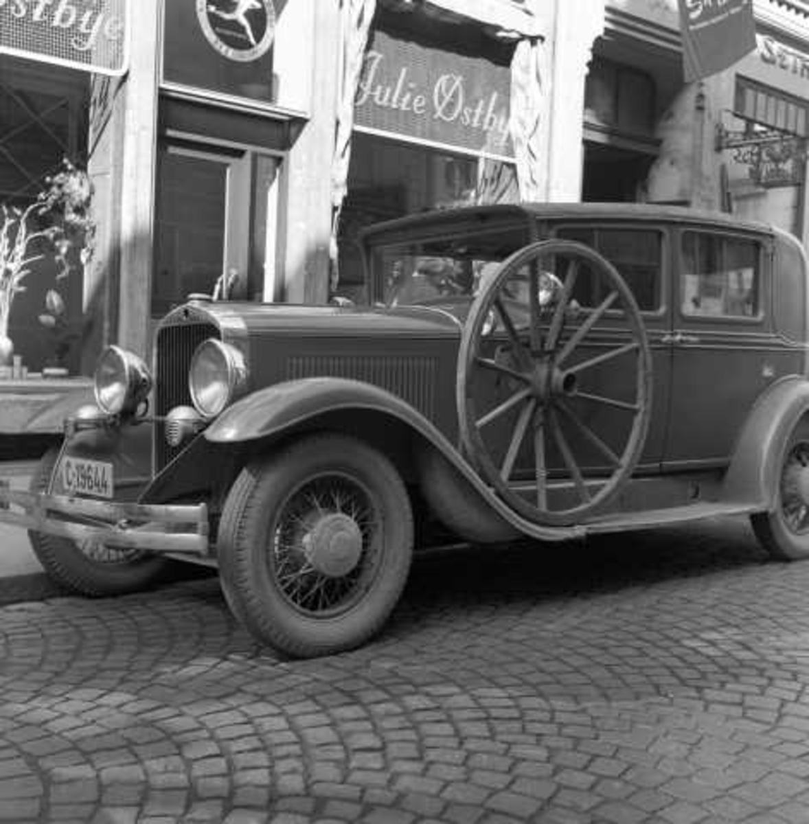 Gammel bil i bygate, Oslo 1956. - Norsk Folkemuseum / DigitaltMuseum