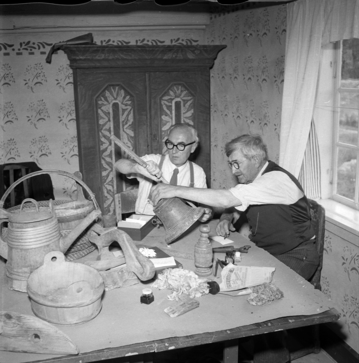 Intendent Nils Ålenius och lantbrukare David Berglund registrerar ...