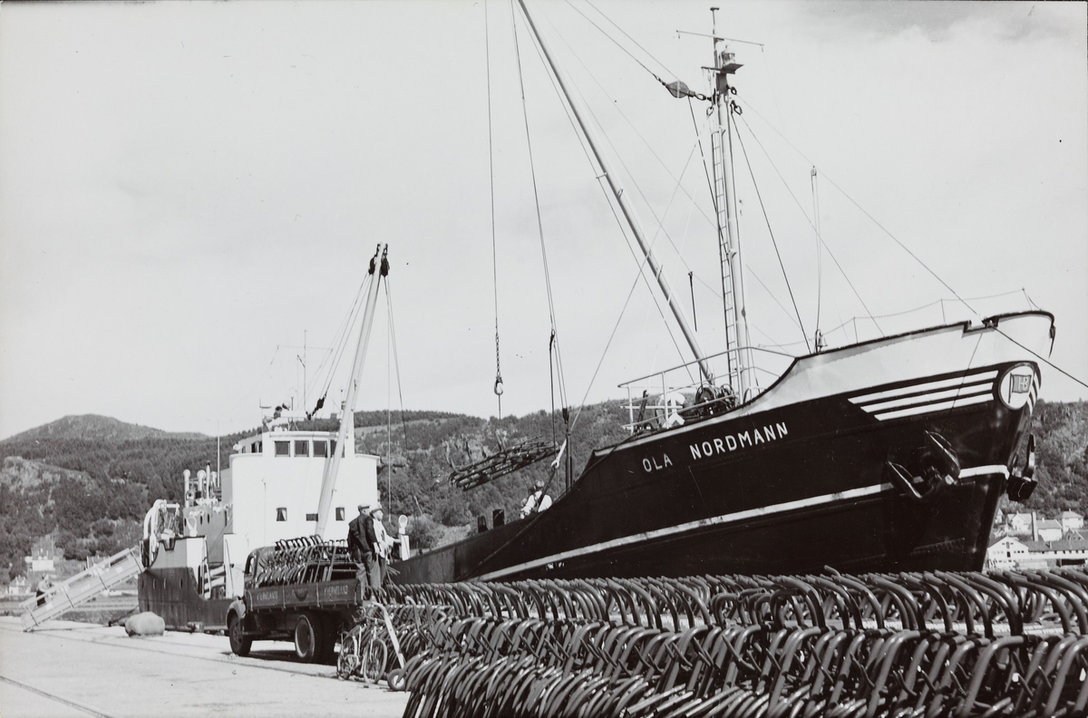 Lasting av høysvans i båten "Ola Nordmann" i Sandnes havn - Jærmuseet ...