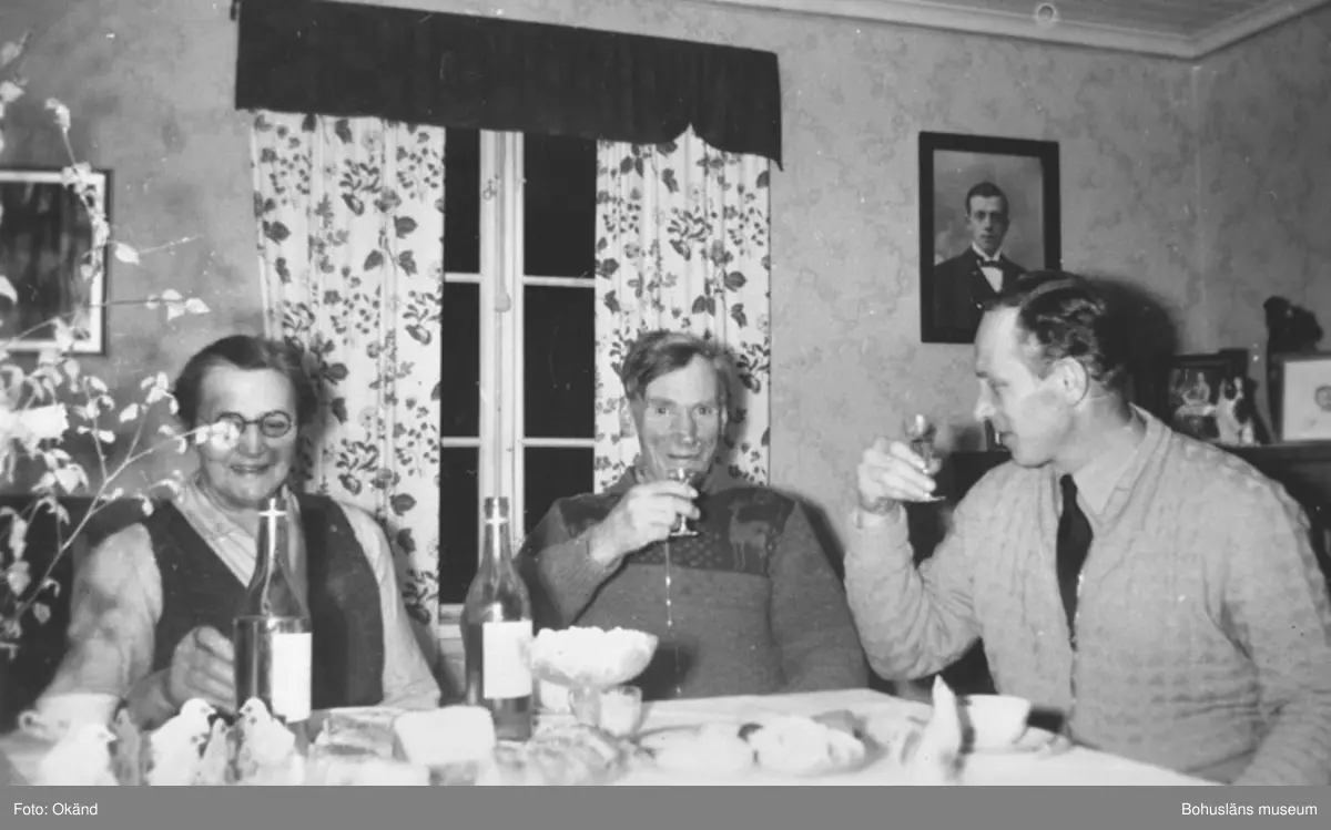 Text till bilden: "Påsk 1956. Fr. v. Alma och August Johansson ...