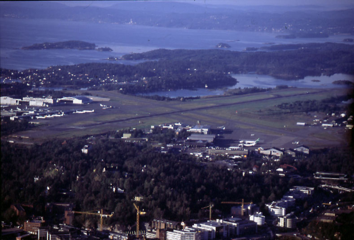 Lufthavn, flyfoto over rullebanen, flere fly og flyplassbygninger ved ...