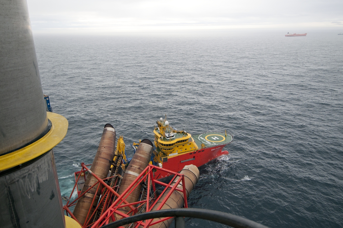 Overblikk fra kran nr.2 på Statfjord C, der utsikten er upåklagelig. Eksosrør fra 3 av ...