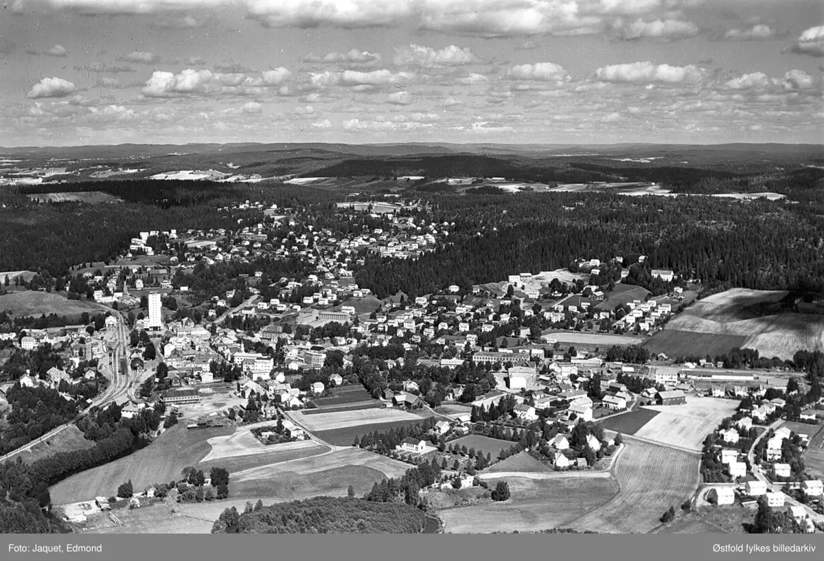 Oversiktsbilde fra fra Mysen sentrum i Eidsberg, flyfoto 11. august ...