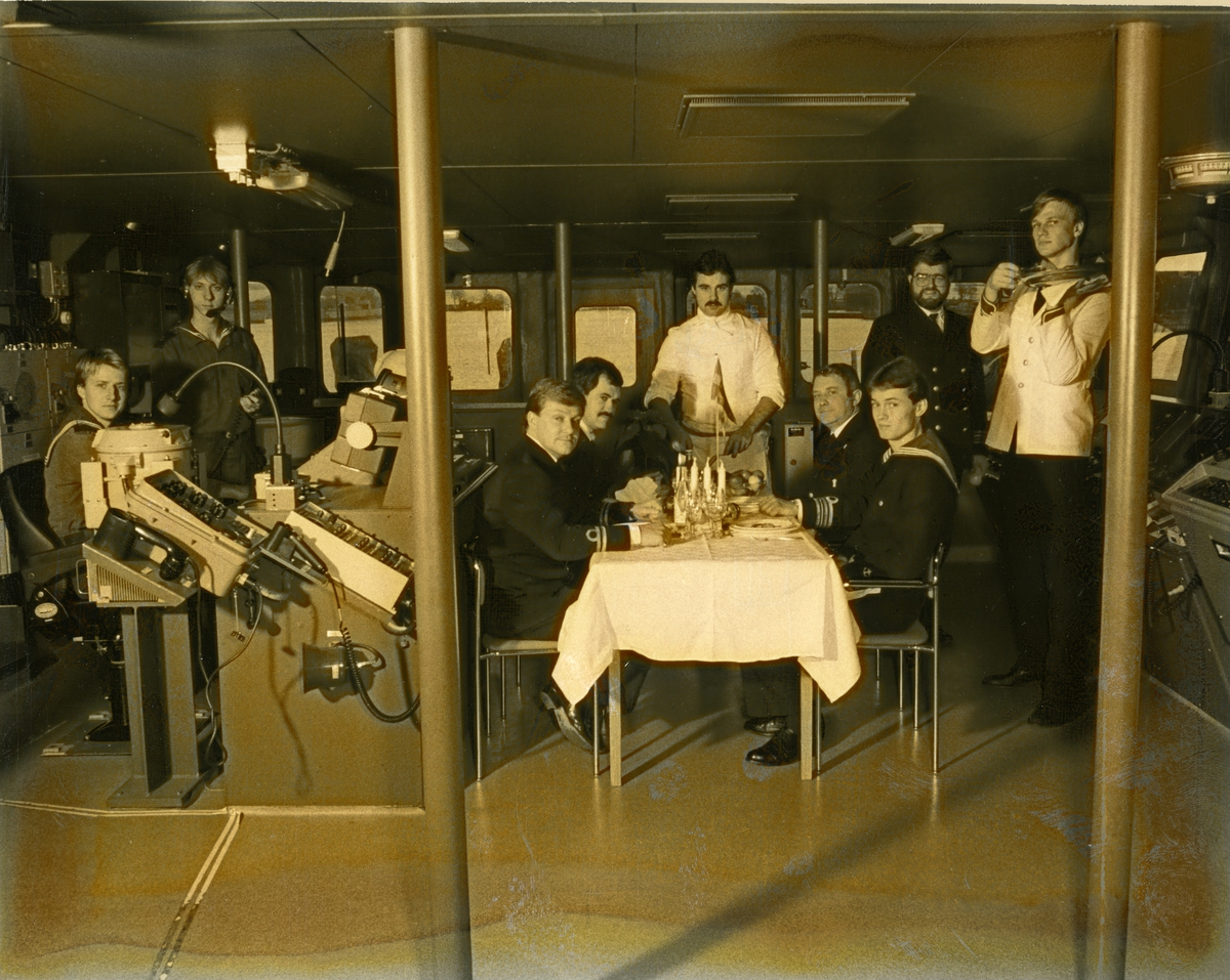 HMS Carlskrona (bryggan) verksamhet ombord november 1982 - Marinmuseum ...