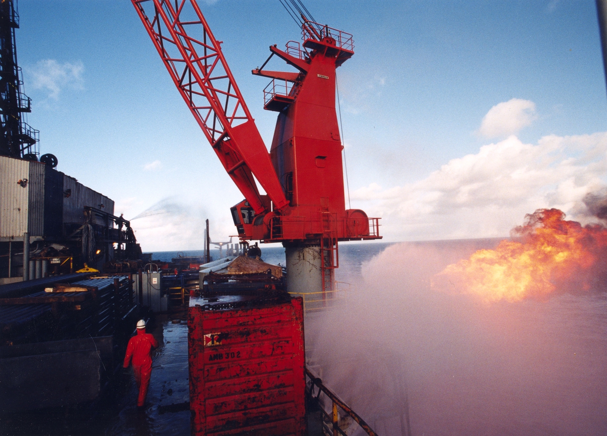 Flammebommen på Maersk Jutlander spruter ut flammer. Deluge-systemet ...