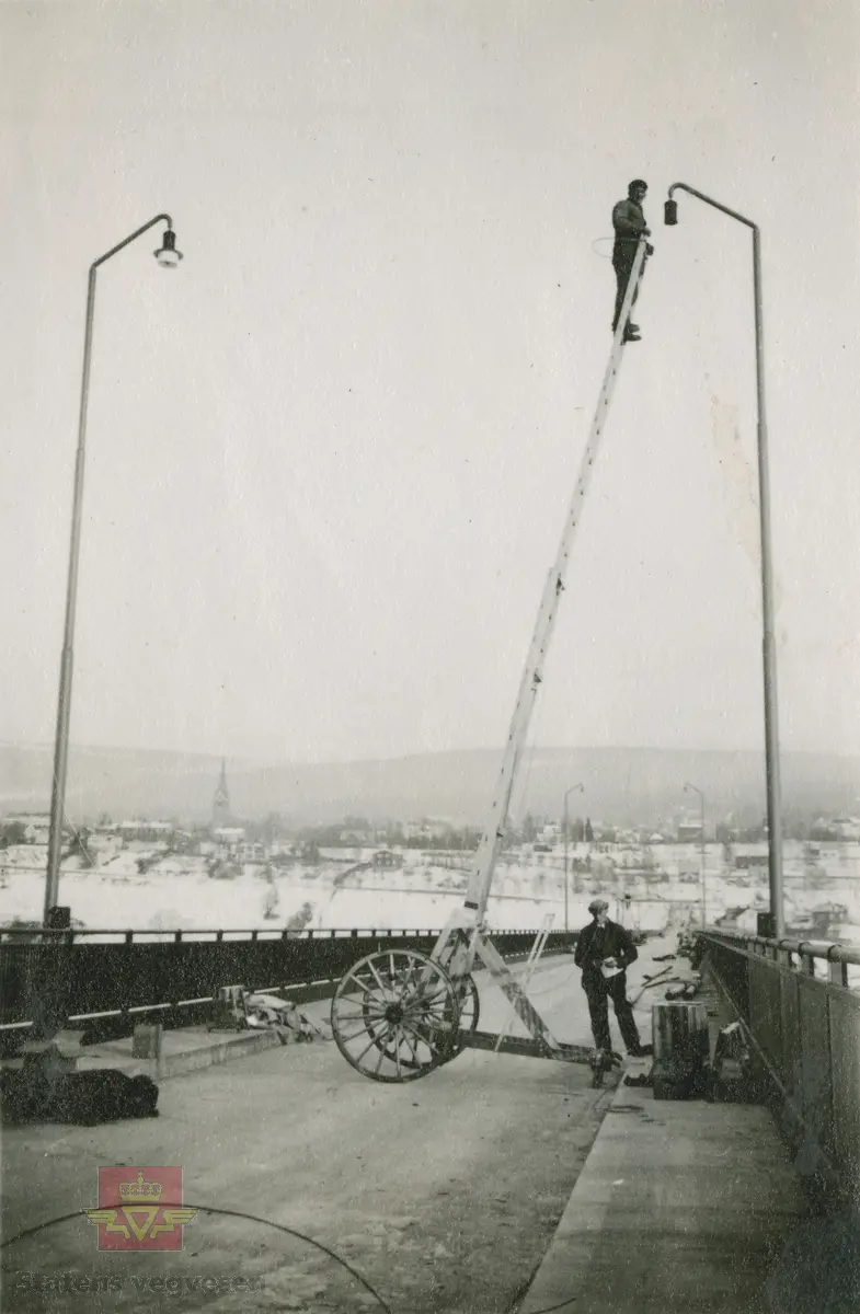 Vingnesbrua på Lillehammer under oppbygging i perioden 1930-1934 ...