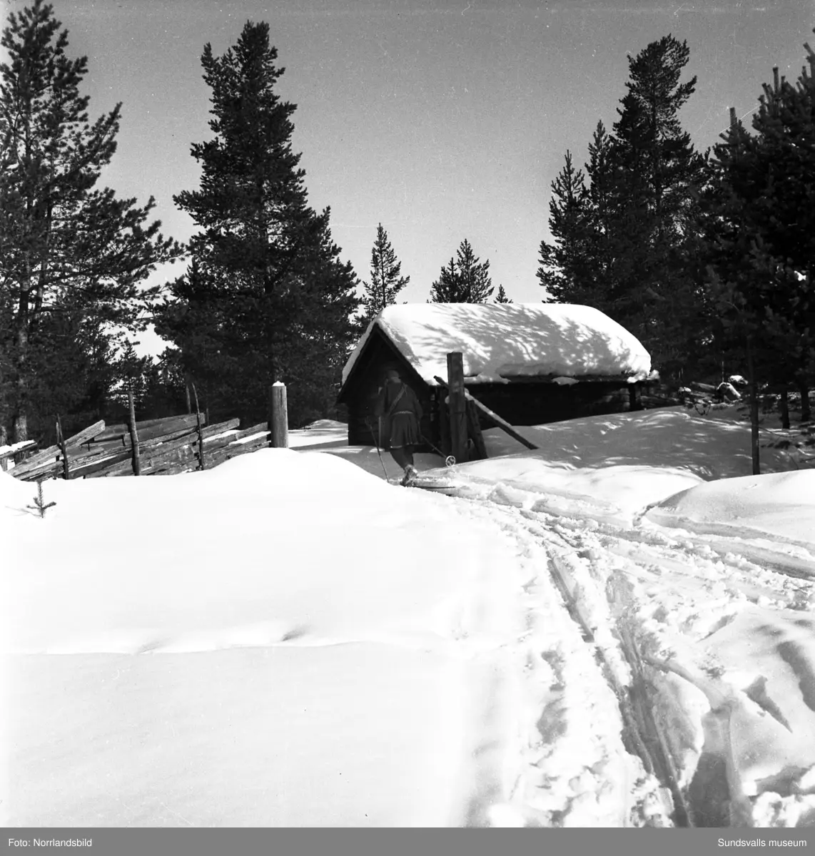 Vinterbilder från landsbygden, små stugor och uthus, barn som åker ...