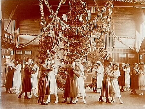 Dans kring granen i Folkets park. - Örebro läns museum / DigitaltMuseum