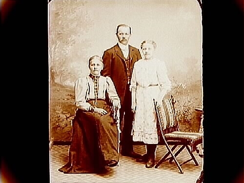 Familjegrupp, 3 personer. Karl Wallin - Örebro läns museum / DigitaltMuseum