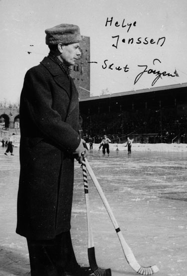 Bandy Lagledare(ÖSK) Helge Jensen vid Stockholms stadion. - Örebro läns ...