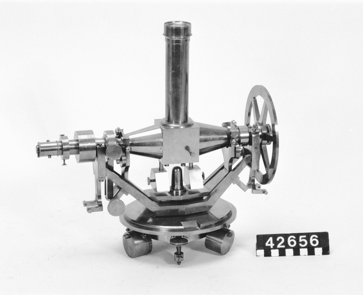 Astronomiskt instrument, teodolit - Tekniska Museet / DigitaltMuseum