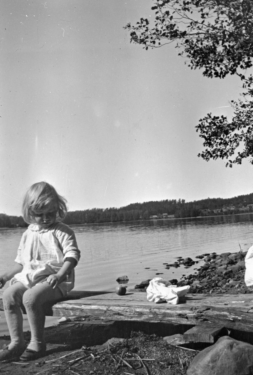 Porträtt av Bengt "Putte" Bauer på bryggan vid Björkudden. - Jönköpings ...