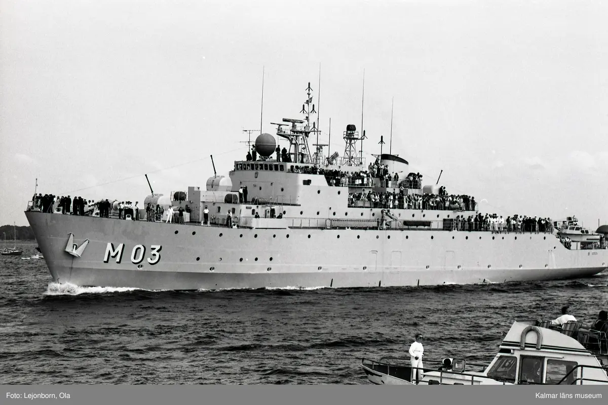 HMS Visborg på väg mot Utklippan där hon med ett kanonskott skulle ...