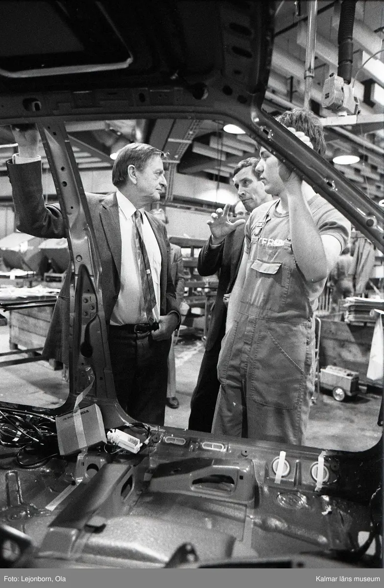 Olof Palme och Volvos platchef Karl Agne Larsson och montören Jim ...