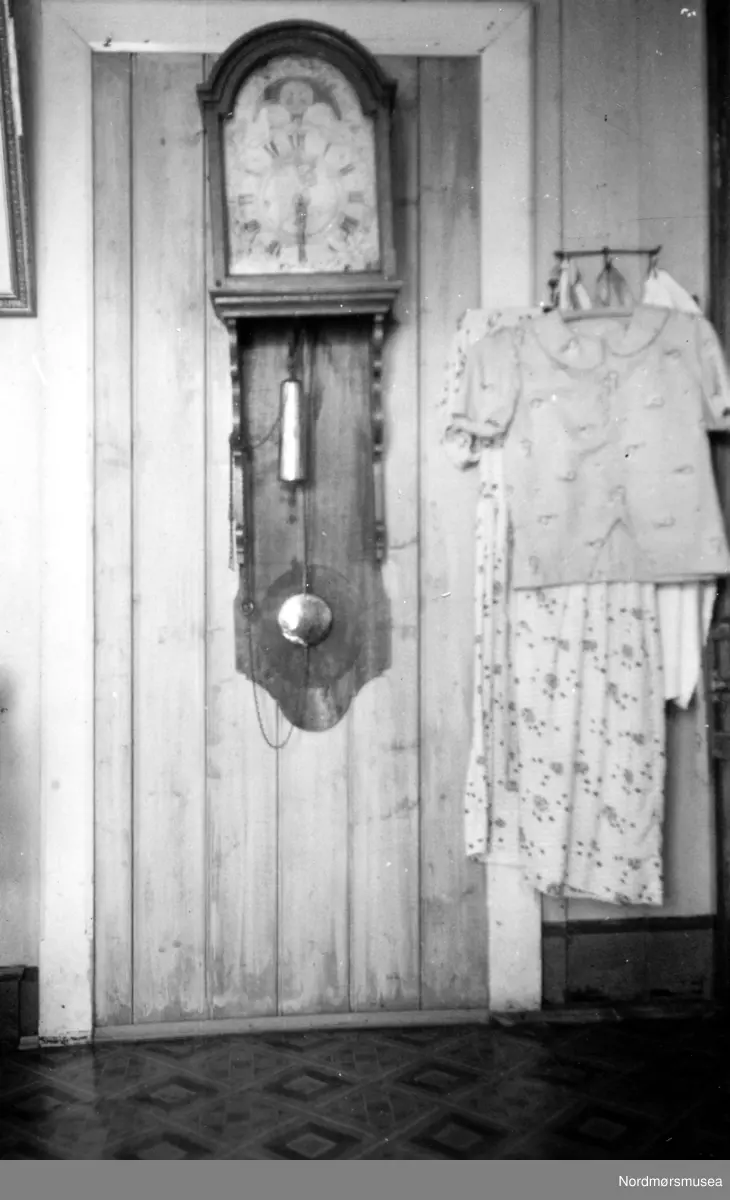 Foto av en eldre engelsk klokke hos Eckhoff på Veidholmen på Smøla kommune, som viser måned, dag ...