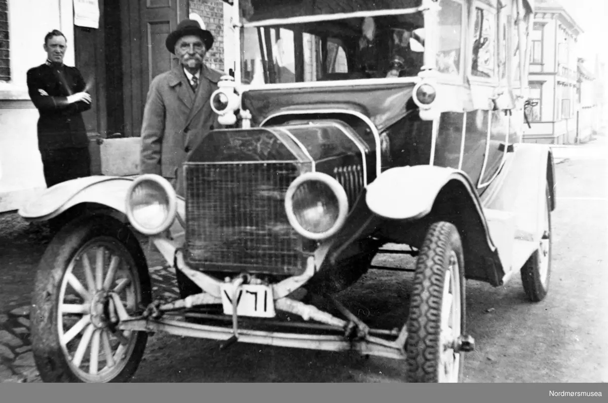 Farver Olaf Berg, Steinkjer, med sin Røde pimpernell, T-Ford. Alias ...