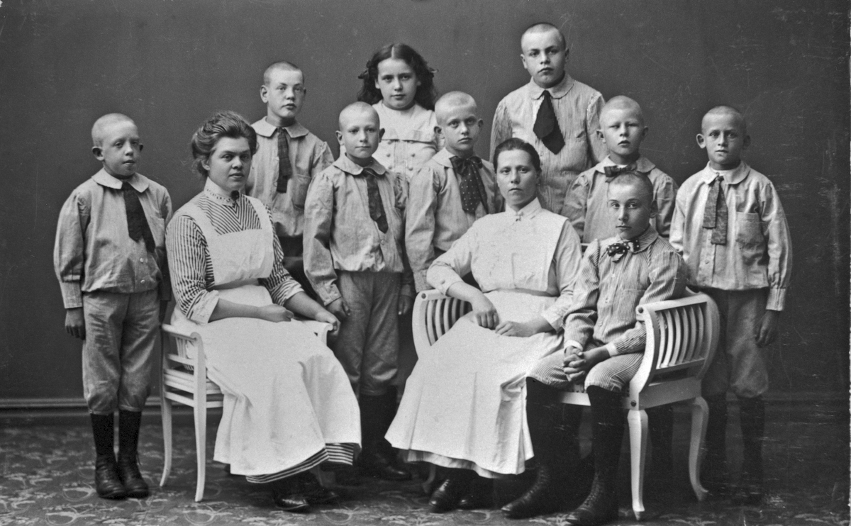 En grupp pojkar och två sköterskor på Vilhelmsro epileptikeranstalt ...