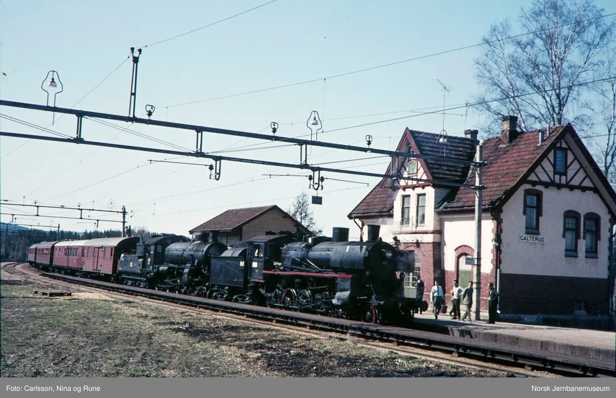 Damplokomotiv type 26c nr. 411 og SJ litra B nr. 1314 med ekstratog for ...