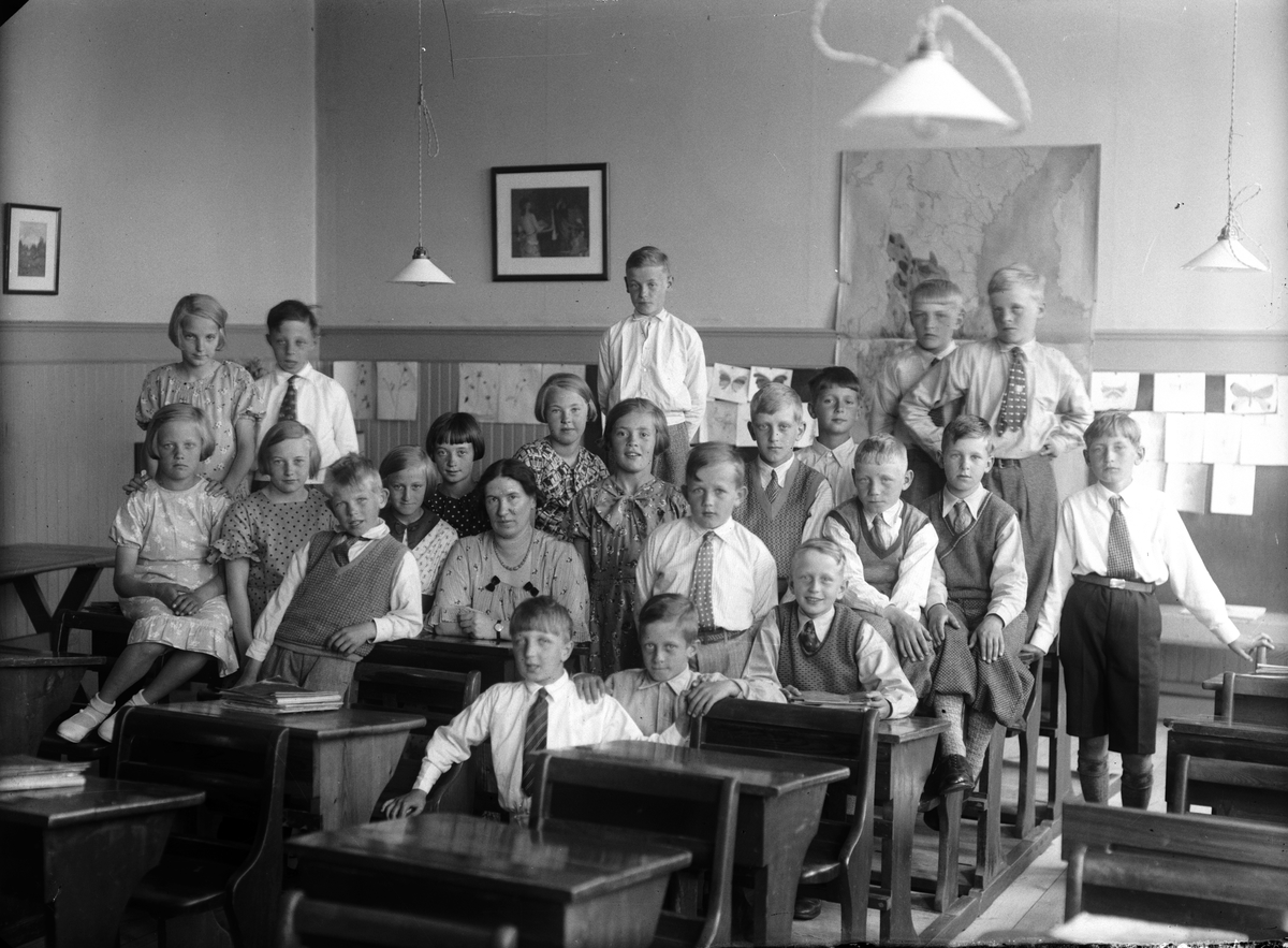 Gamla skolan i Bergby omkring 1936-37. Längst fram från vänster: Bertil ...