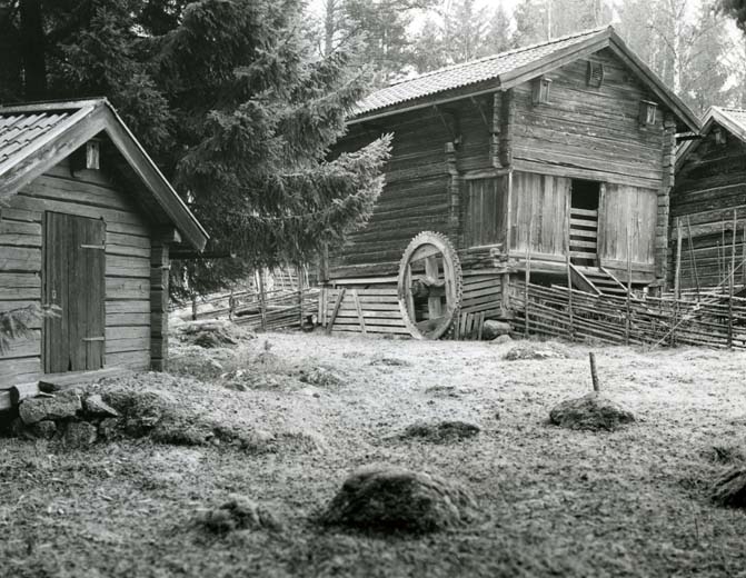 En inhägnad för djur med härbre och lada. - Hälsinglands Museum ...