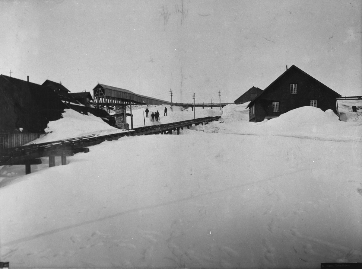 Snøvinter på Røros. Gruvebebyggelsen ved Kongens gruve, med bremsebanen ...
