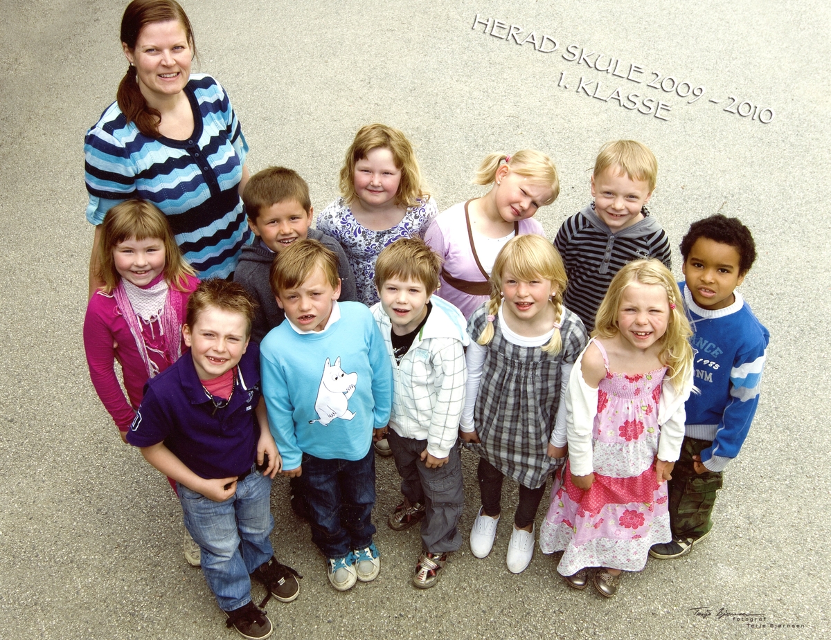 Klassebilete frå Herad skule. 1. klasse 2009-2010. 1. rekkje frå v ...