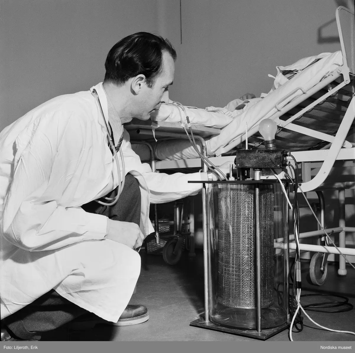 Docent Nils Alwall, vid den av honom konstruerade konstgjorda njuren ...
