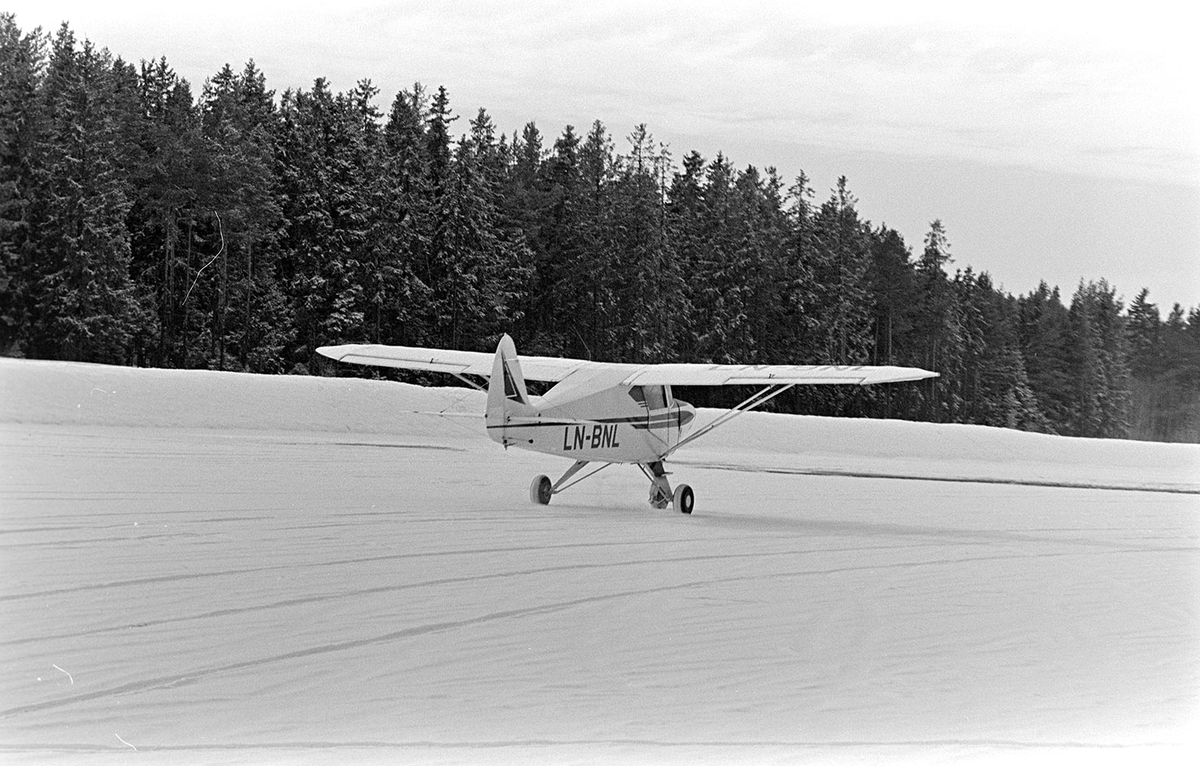 Hamar flyplass, Stavsberg, småfly, - Anno Domkirkeodden / DigitaltMuseum