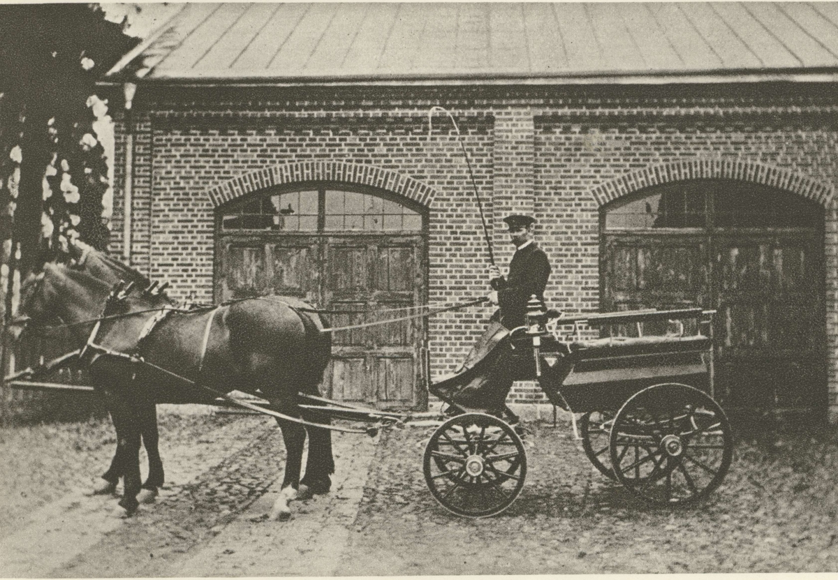 Pukebergs charabang. Kusk J. G. Storm, anställd år 1897-1930. Fonden ...