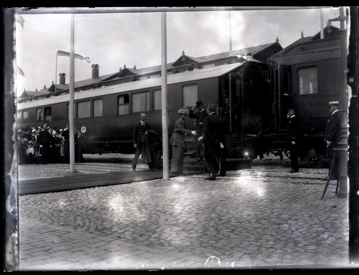 Drottning Victoria av Baden, Gustav V:s gemål, besöker Kalmar. Bredvid ...