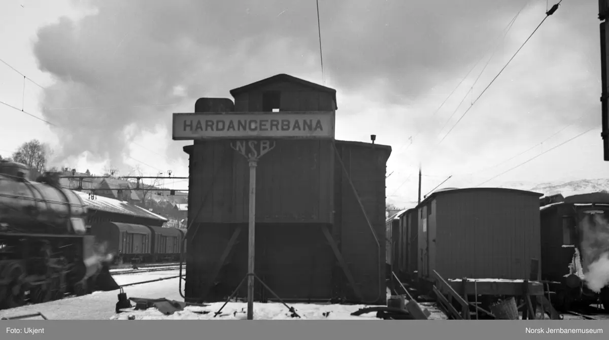 Voss stasjon med Hardangerbanas spor og et bergensbanetog til venstre ...