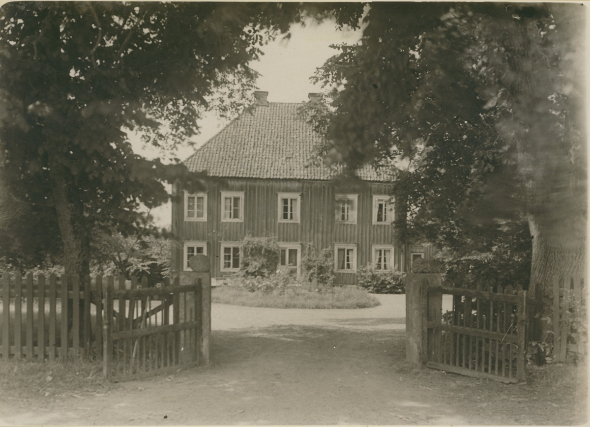 Huvudbyggnaden på en gård i Bottorp. - Kalmar läns museum / DigitaltMuseum