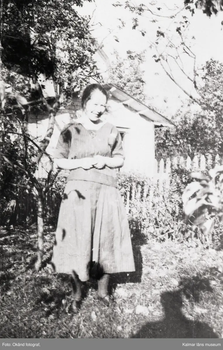 Olssonska gården. Fotograf Ruth Olsson med fotoateljén i bakgrunden ...