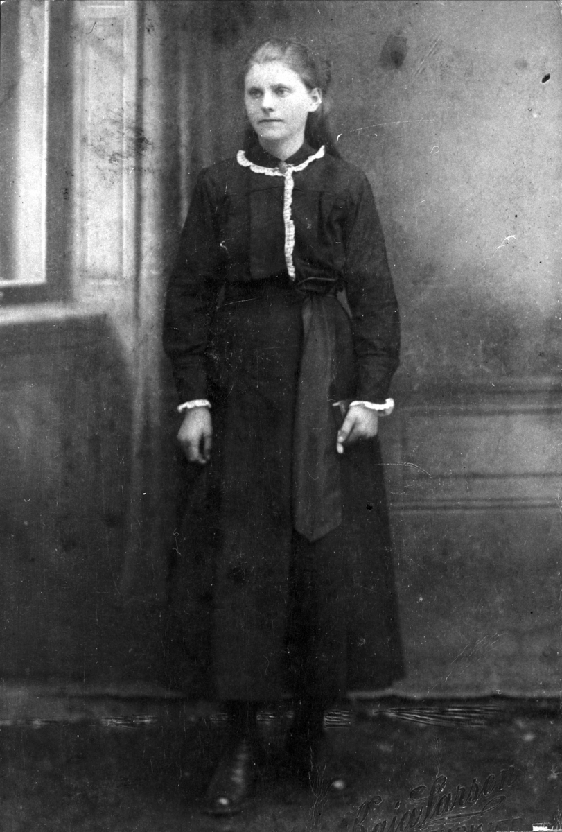 Studioportrett av Signe Olsen (g. Olsborg) fra Skar, Evenes tatt i ...