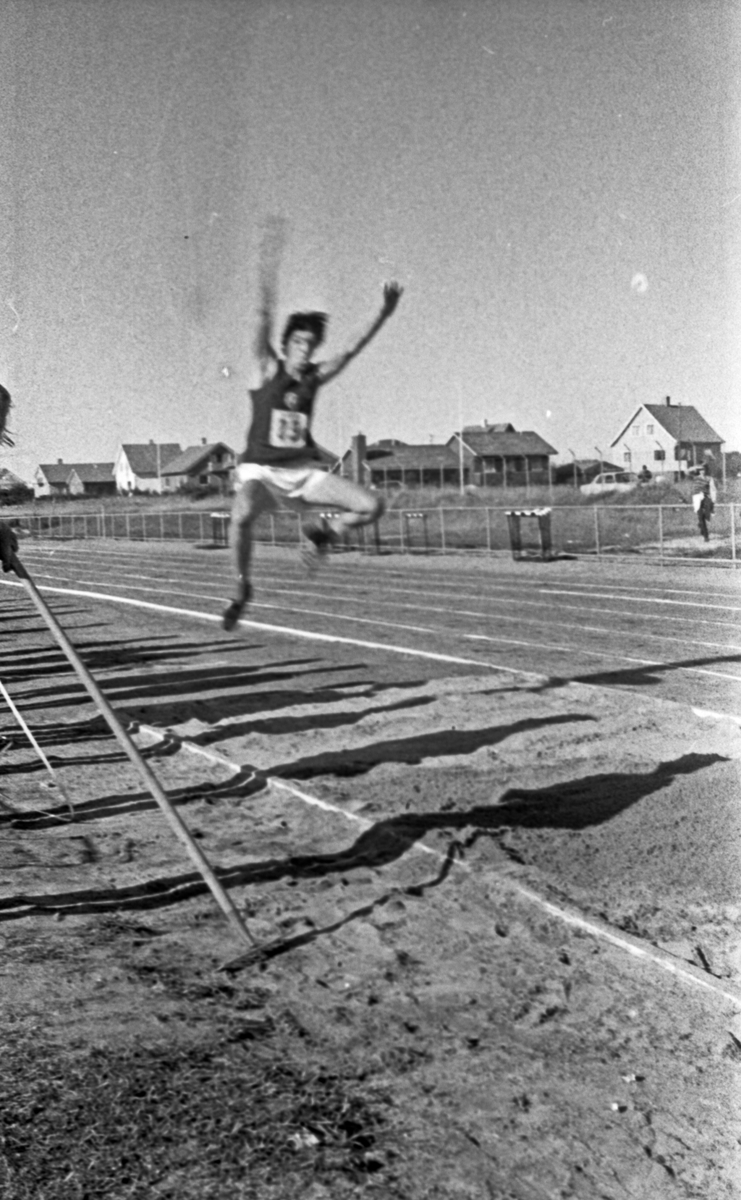 Friidrett. Lengdehopp, løp, kulestøt og høydehopp. - Haugalandmuseet ...