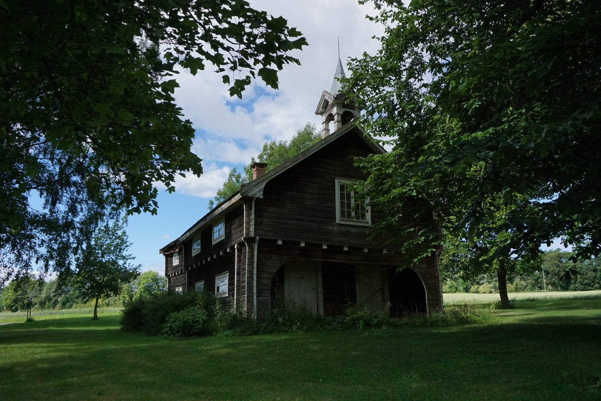 By (573/1), Nes, Ringsaker. Klokketårnet på By er plassert på en ...