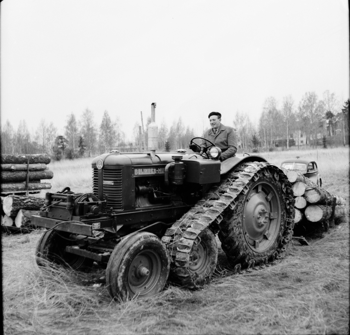 Skogsdag i Bollnäs. Banddriven skogstraktor ev. från fabriken i Ösa i ...