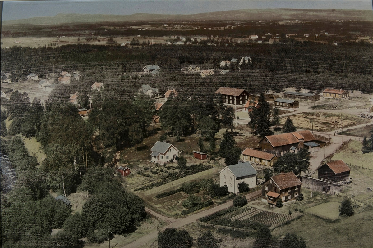 Flyfoto, Gammelbo, bebyggelsen på Klevbakken, Ådalsbruk, Løten. Øvre ...