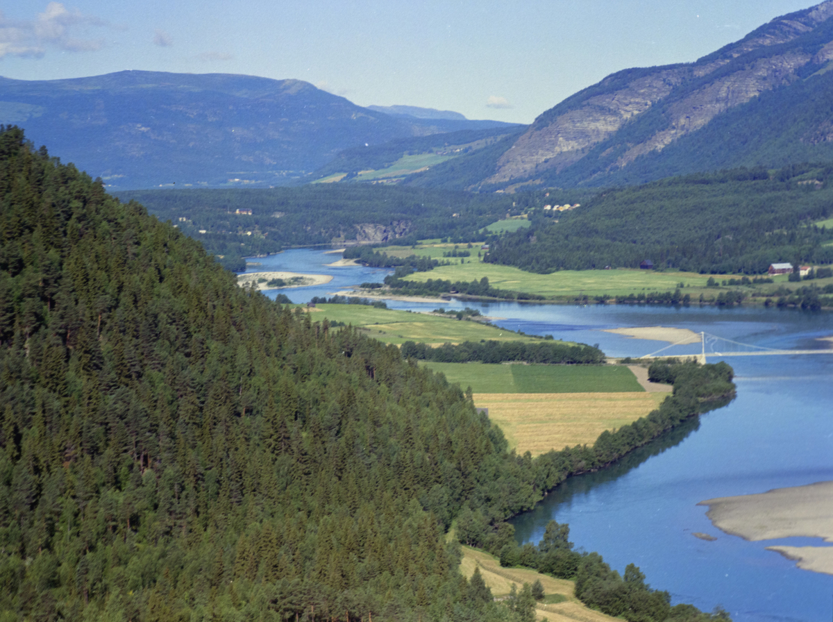 Sør-Fron med Breivegen bru eller Breivegsbrua. Gudbrandsdalslågen ...