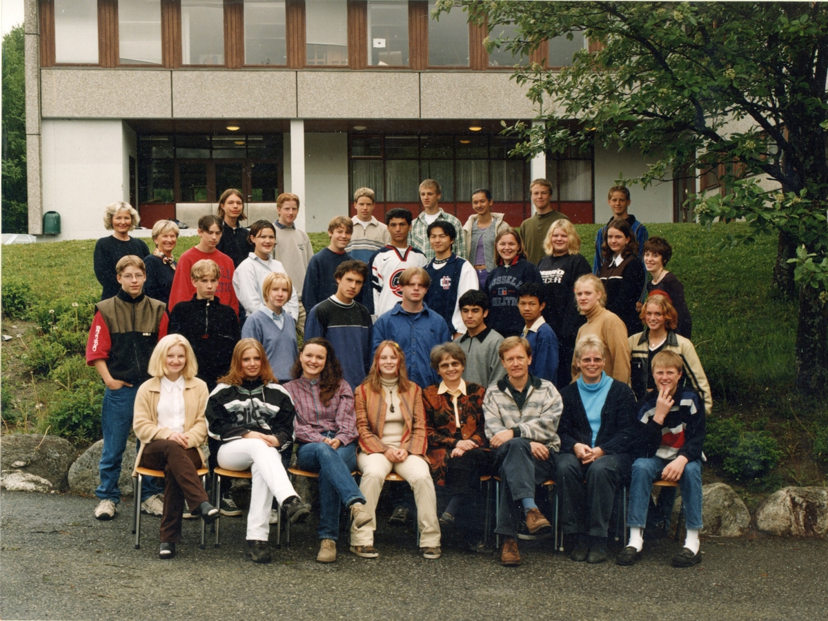 Avgangselevane ved Gol ungdomsskule 1998. 1. rekkje frå v.: Lena ...